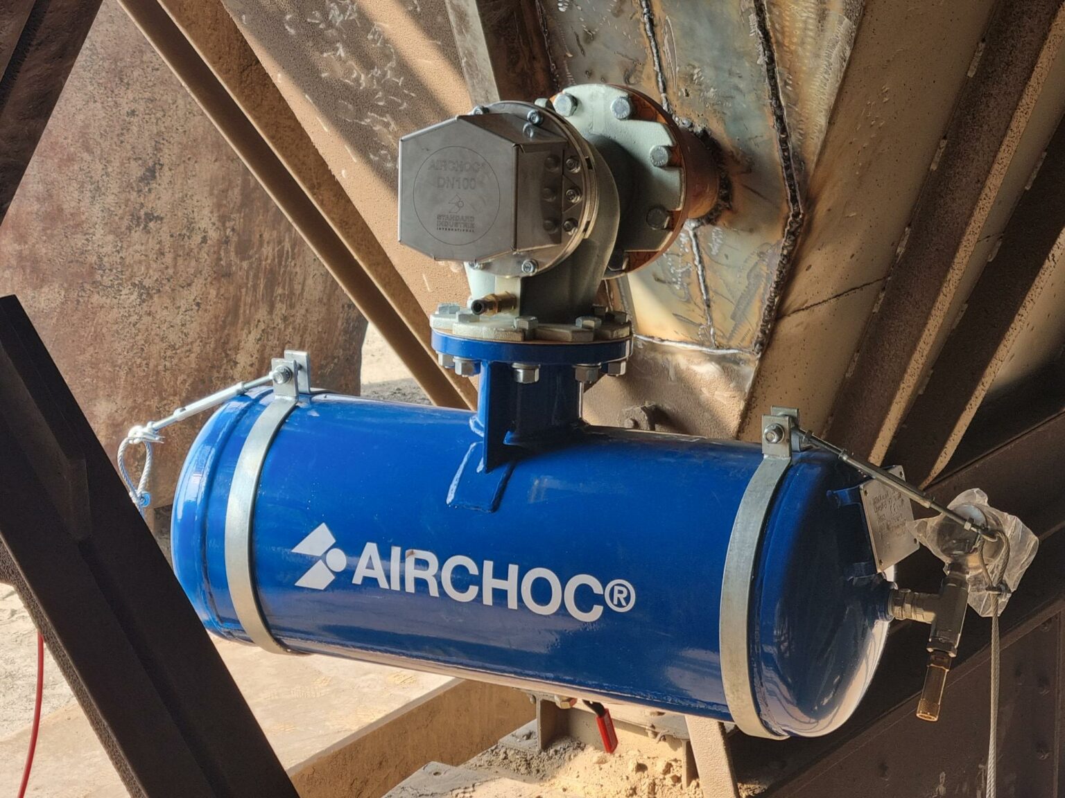 Cleaning the inside of an ash hopper - STANDARD INDUSTRIE - EN